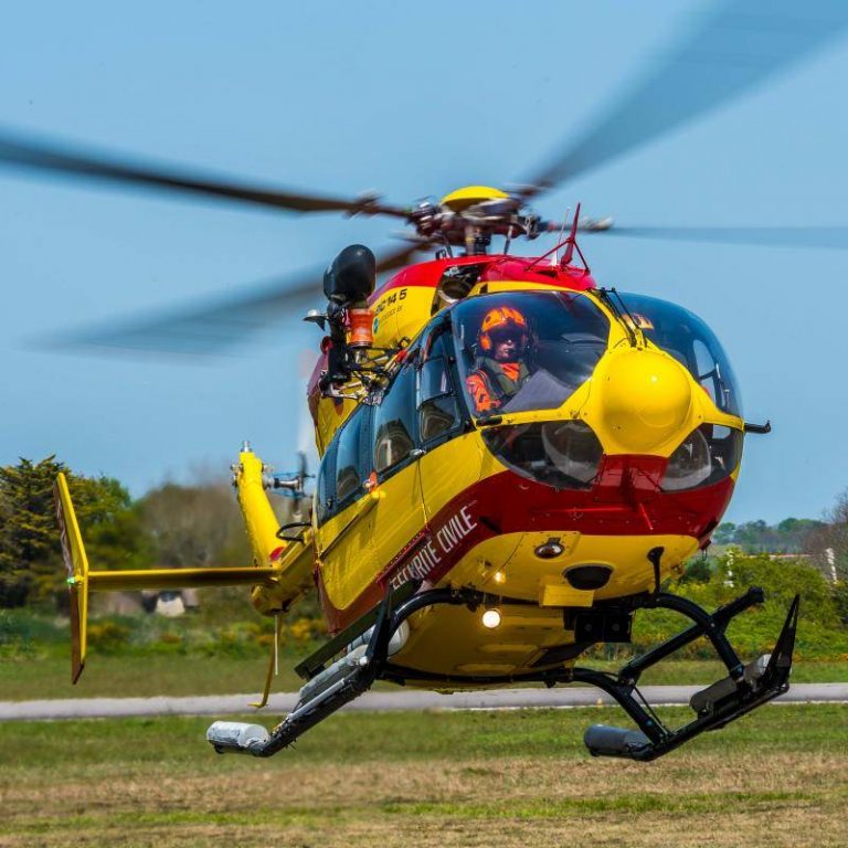 Cheffois Vendée POMPIERS. Une voiture percute un pont à forte vitesse ...